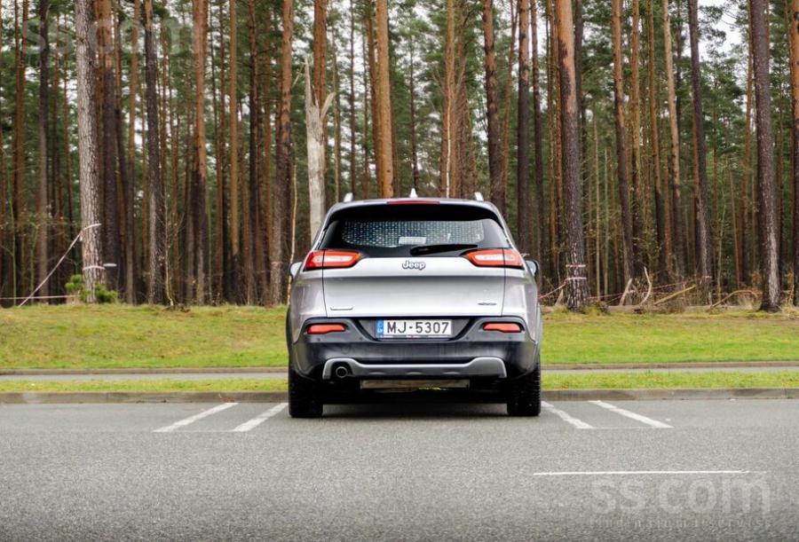 Grey Jeep Cherokee 2016 in Riga, with an engine capacity of 2.00 L and mileage of 270 thousand km for 12490 €, photo 6 on AUTOMOTO.COM.LV