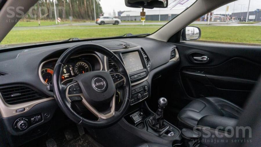 Grey Jeep Cherokee 2016 in Riga, with an engine capacity of 2.00 L and mileage of 270 thousand km for 12490 €, photo 9 on AUTOMOTO.COM.LV