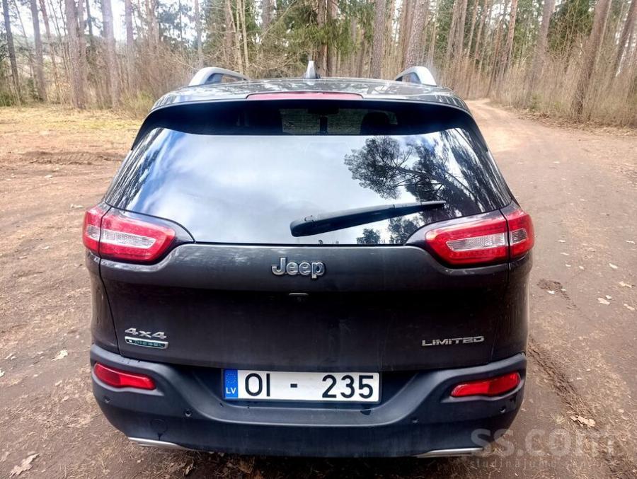 Grey Jeep Cherokee 2016 in Riga, with an engine capacity of 2.20 L and mileage of 209 thousand km for 11000 €, photo 3 on AUTOMOTO.COM.LV