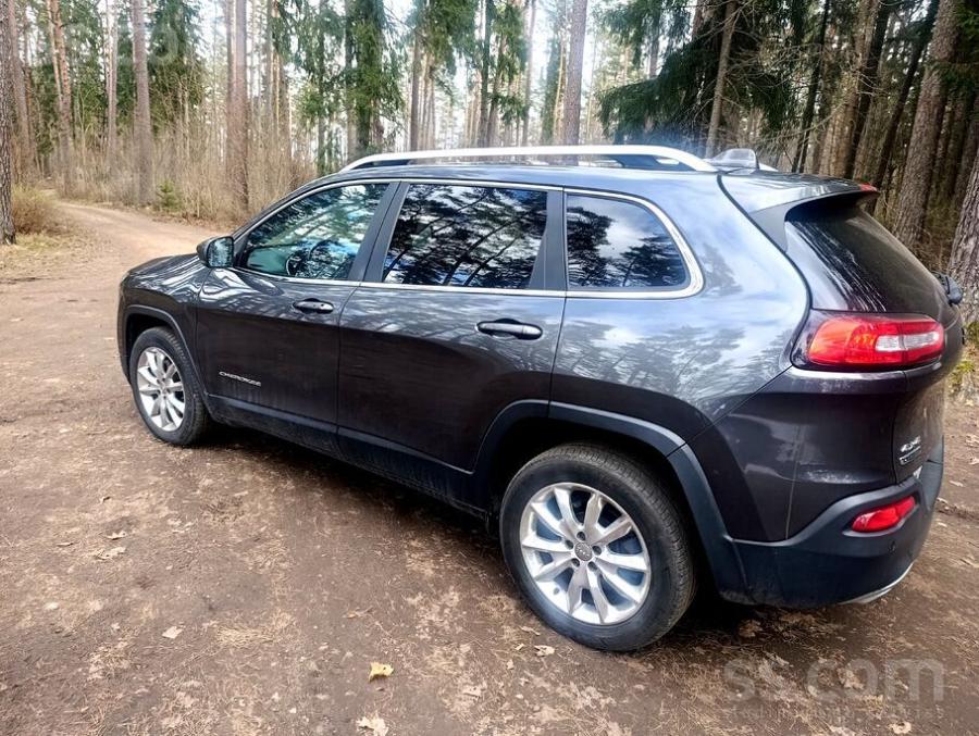Grey Jeep Cherokee 2016 in Riga, with an engine capacity of 2.20 L and mileage of 209 thousand km for 11000 €, photo 8 on AUTOMOTO.COM.LV