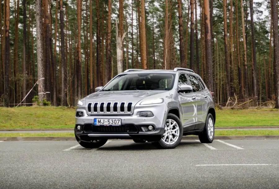 Grey Jeep Cherokee 2016 in Riga, with an engine capacity of 2.00 L and mileage of 270 thousand km for 8990 €, photo 1 on AUTOMOTO.COM.LV