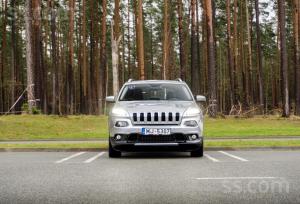 Grey Jeep Cherokee 2016 in Riga, with an engine capacity of 2.00 L and mileage of 270 thousand km for 8990 €, photo 4 on AUTOMOTO.COM.LV