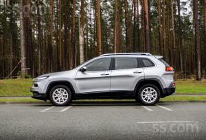 Grey Jeep Cherokee 2016 in Riga, with an engine capacity of 2.00 L and mileage of 270 thousand km for 8990 €, photo 5 on AUTOMOTO.COM.LV