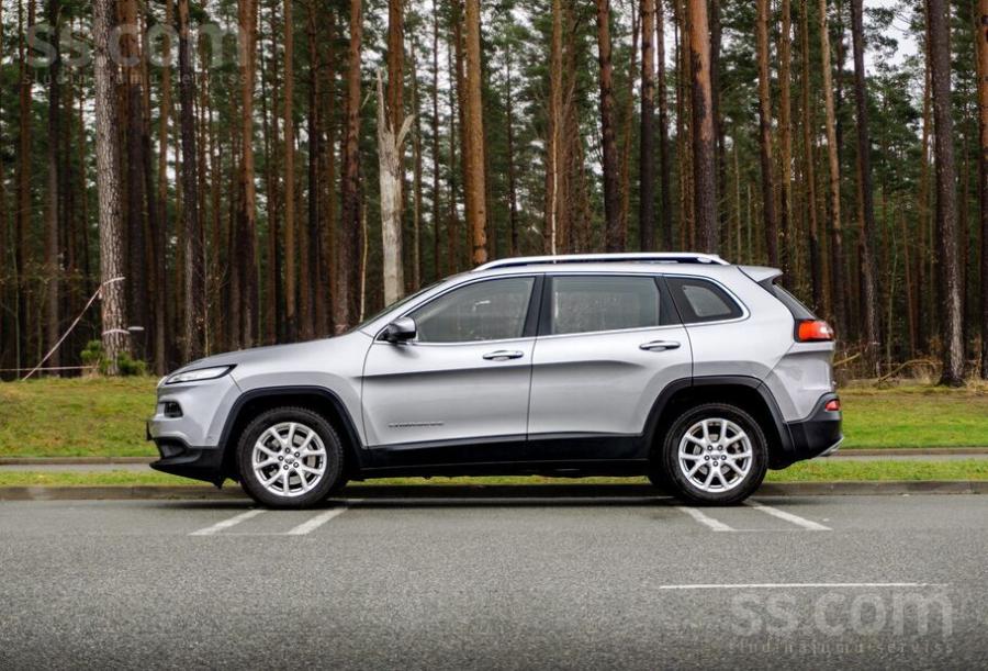 Grey Jeep Cherokee 2016 in Riga, with an engine capacity of 2.00 L and mileage of 270 thousand km for 8990 €, photo 5 on AUTOMOTO.COM.LV