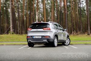 Grey Jeep Cherokee 2016 in Riga, with an engine capacity of 2.00 L and mileage of 270 thousand km for 8990 €, photo 6 on AUTOMOTO.COM.LV