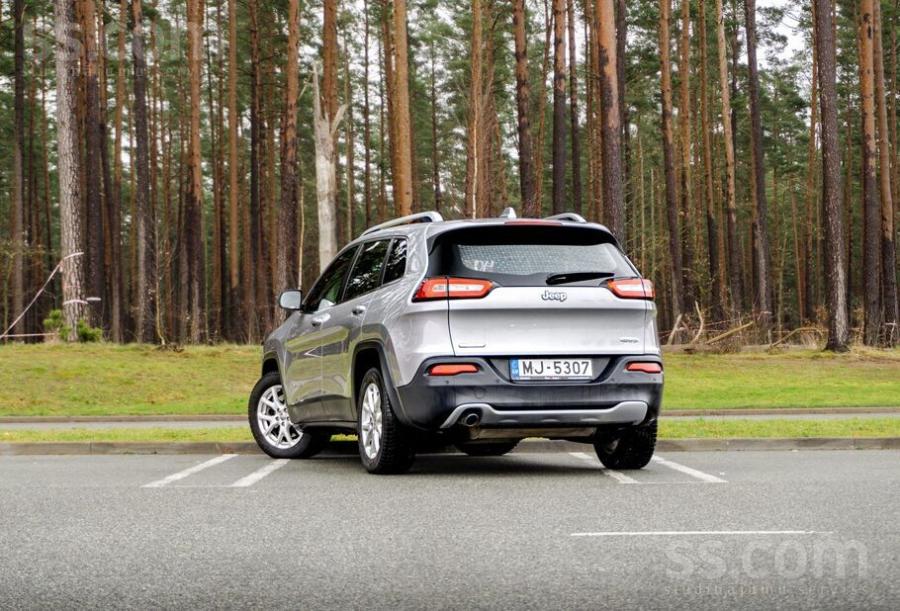 Grey Jeep Cherokee 2016 in Riga, with an engine capacity of 2.00 L and mileage of 270 thousand km for 8990 €, photo 8 on AUTOMOTO.COM.LV