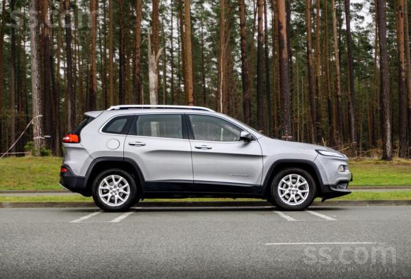 Jeep Cherokee 2016 in Riga on AUTOMOTO.COM.LV Grey Jeep Cherokee 2016 in Riga, with an engine capacity of 2.00 L and mileage of 270 thousand km for 8990 €, photo 9 on AUTOMOTO.COM.LV