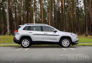 Grey Jeep Cherokee 2016 in Riga, with an engine capacity of 2.00 L and mileage of 270 thousand km for 8990 €, photo 9 on AUTOMOTO.COM.LV