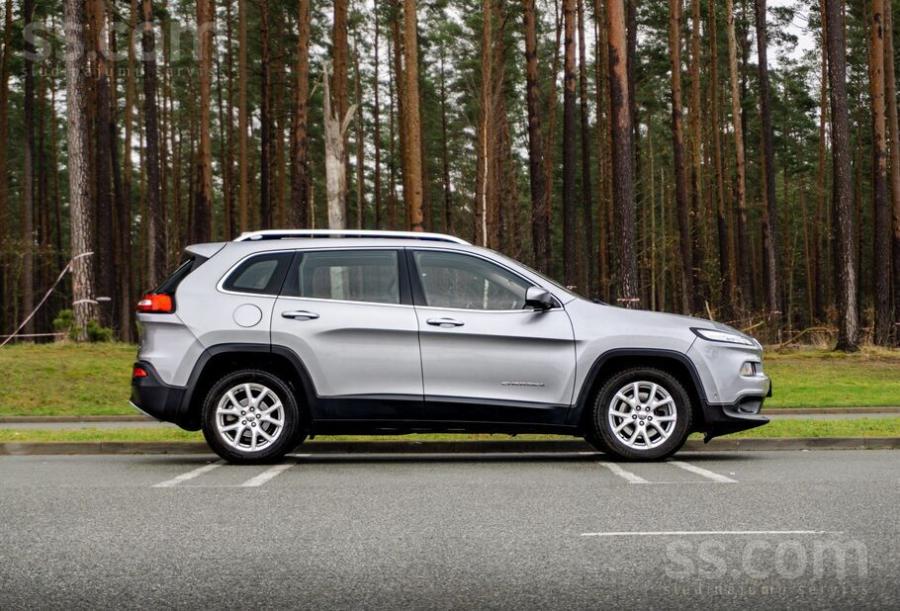 Grey Jeep Cherokee 2016 in Riga, with an engine capacity of 2.00 L and mileage of 270 thousand km for 8990 €, photo 9 on AUTOMOTO.COM.LV