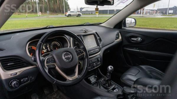 Jeep Cherokee 2016 in Riga on AUTOMOTO.COM.LV Grey Jeep Cherokee 2016 in Riga, with an engine capacity of 2.00 L and mileage of 270 thousand km for 8990 €, photo 10 on AUTOMOTO.COM.LV