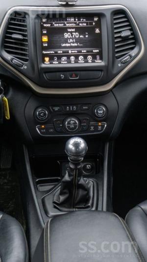 Grey Jeep Cherokee 2016 in Riga, with an engine capacity of 2.00 L and mileage of 270 thousand km for 8990 €, photo 13 on AUTOMOTO.COM.LV