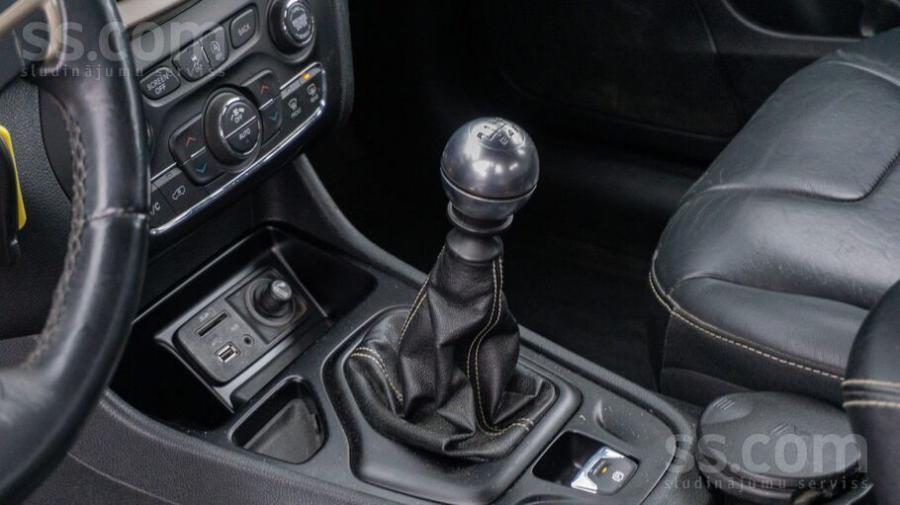 Grey Jeep Cherokee 2016 in Riga, with an engine capacity of 2.00 L and mileage of 270 thousand km for 8990 €, photo 15 on AUTOMOTO.COM.LV