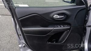 Grey Jeep Cherokee 2016 in Riga, with an engine capacity of 2.00 L and mileage of 270 thousand km for 8990 €, photo 22 on AUTOMOTO.COM.LV