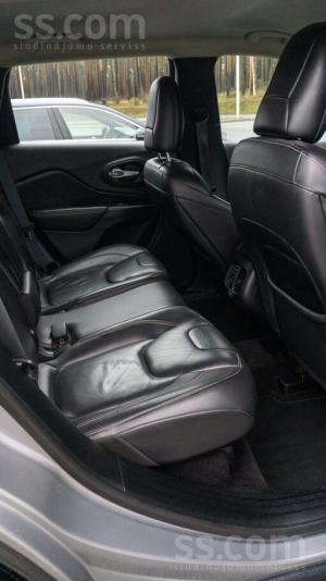 Grey Jeep Cherokee 2016 in Riga, with an engine capacity of 2.00 L and mileage of 270 thousand km for 8990 €, photo 26 on AUTOMOTO.COM.LV