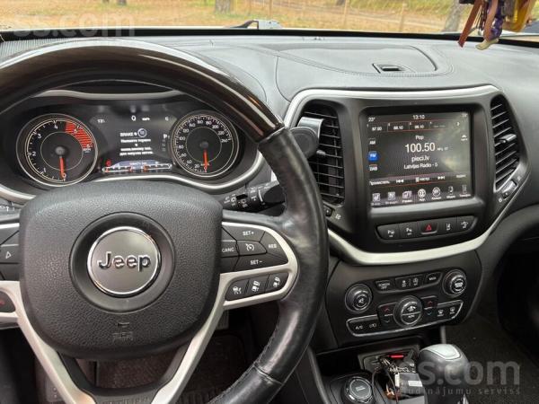 Grey Jeep Cherokee 2018 in Limbazi, with an engine capacity of 2.20 L and mileage of 175 thousand km for 1000 €, photo 3 on AUTOMOTO.COM.LV