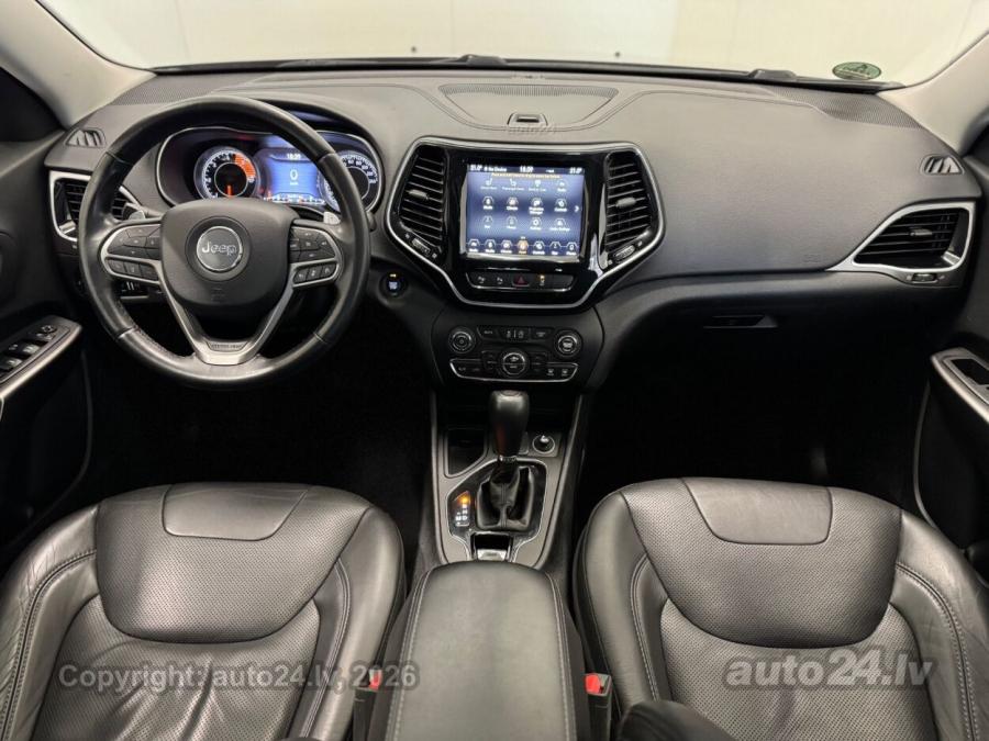 Grey Jeep Cherokee 2018 in Tallinn, with an engine capacity of 0.00 L and mileage of 166 thousand km for 15999 €, photo 13 on AUTOMOTO.COM.LV