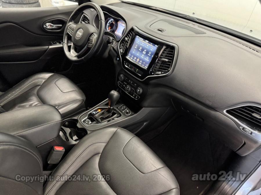 Grey Jeep Cherokee 2018 in Tallinn, with an engine capacity of 0.00 L and mileage of 166 thousand km for 15999 €, photo 14 on AUTOMOTO.COM.LV