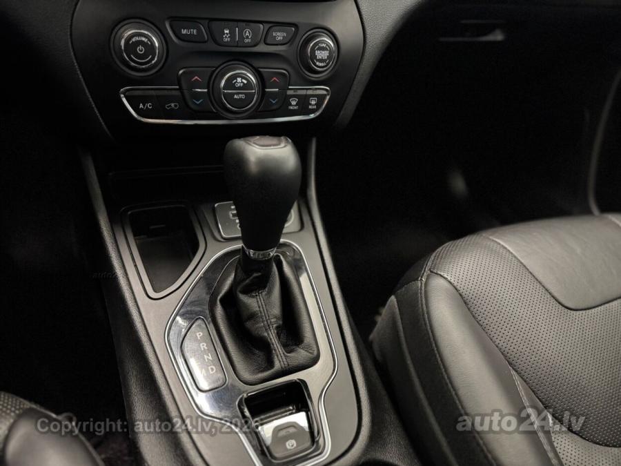 Grey Jeep Cherokee 2018 in Tallinn, with an engine capacity of 0.00 L and mileage of 166 thousand km for 15999 €, photo 23 on AUTOMOTO.COM.LV