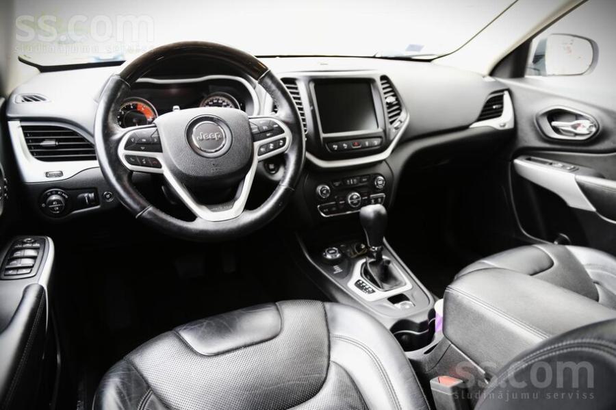 Grey Jeep Cherokee 2018 in Riga, with an engine capacity of 2.20 L and mileage of 176 thousand km for 13995 €, photo 11 on AUTOMOTO.COM.LV