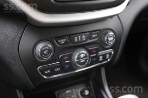 Grey Jeep Cherokee 2018 in Riga, with an engine capacity of 2.20 L and mileage of 176 thousand km for 13995 €, photo 12 on AUTOMOTO.COM.LV