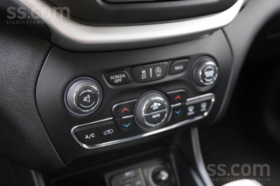 Grey Jeep Cherokee 2018 in Riga, with an engine capacity of 2.20 L and mileage of 176 thousand km for 13995 €, photo 12 on AUTOMOTO.COM.LV