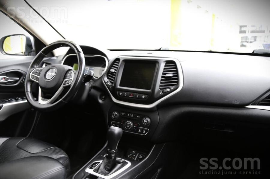 Grey Jeep Cherokee 2018 in Riga, with an engine capacity of 2.20 L and mileage of 176 thousand km for 13995 €, photo 18 on AUTOMOTO.COM.LV