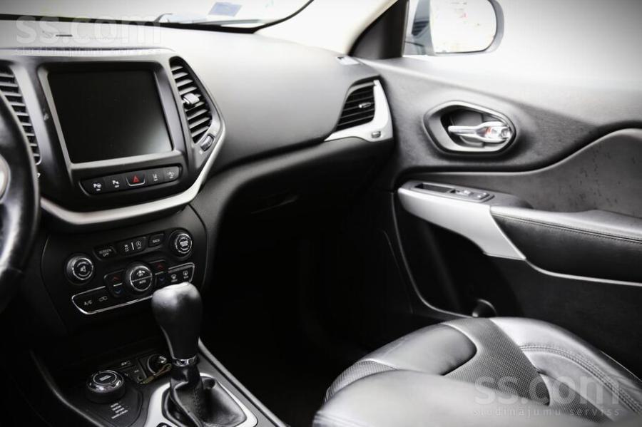 Grey Jeep Cherokee 2018 in Riga, with an engine capacity of 2.20 L and mileage of 176 thousand km for 13995 €, photo 19 on AUTOMOTO.COM.LV