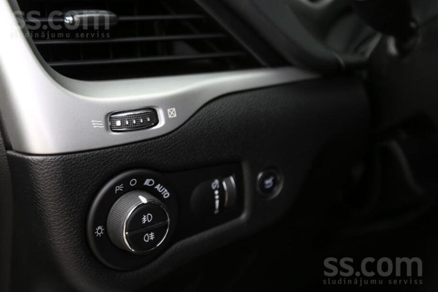 Grey Jeep Cherokee 2018 in Riga, with an engine capacity of 2.20 L and mileage of 176 thousand km for 13995 €, photo 23 on AUTOMOTO.COM.LV