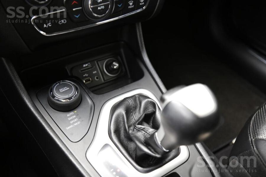 Grey Jeep Cherokee 2018 in Riga, with an engine capacity of 2.20 L and mileage of 176 thousand km for 13995 €, photo 25 on AUTOMOTO.COM.LV