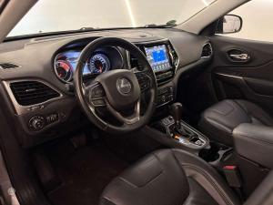 Grey Jeep Cherokee 2018 in Marijampole, with an engine capacity of 2.17 L and mileage of 168 thousand km for 13350 €, photo 3 on AUTOMOTO.COM.LV