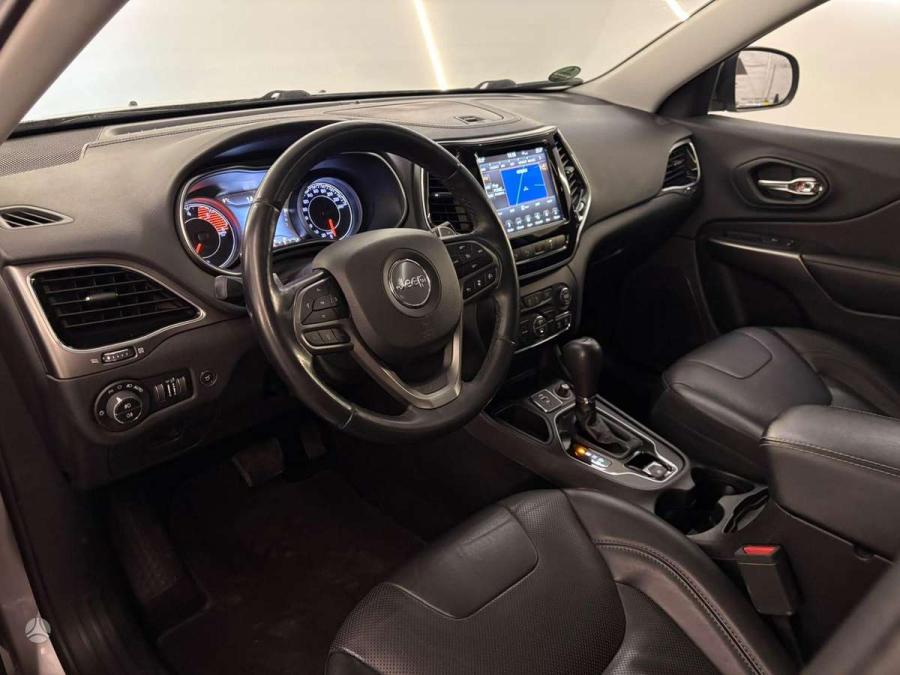 Grey Jeep Cherokee 2018 in Marijampole, with an engine capacity of 2.17 L and mileage of 168 thousand km for 13350 €, photo 3 on AUTOMOTO.COM.LV
