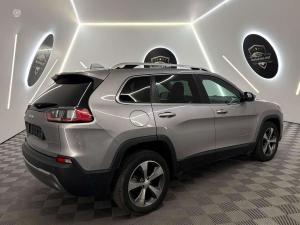 Grey Jeep Cherokee 2018 in Marijampole, with an engine capacity of 2.17 L and mileage of 168 thousand km for 13350 €, photo 6 on AUTOMOTO.COM.LV