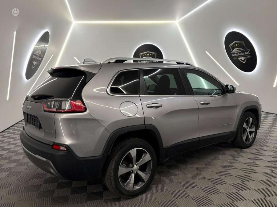 Grey Jeep Cherokee 2018 in Marijampole, with an engine capacity of 2.17 L and mileage of 168 thousand km for 13350 €, photo 6 on AUTOMOTO.COM.LV