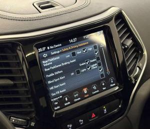 Grey Jeep Cherokee 2018 in Marijampole, with an engine capacity of 2.17 L and mileage of 168 thousand km for 13350 €, photo 12 on AUTOMOTO.COM.LV