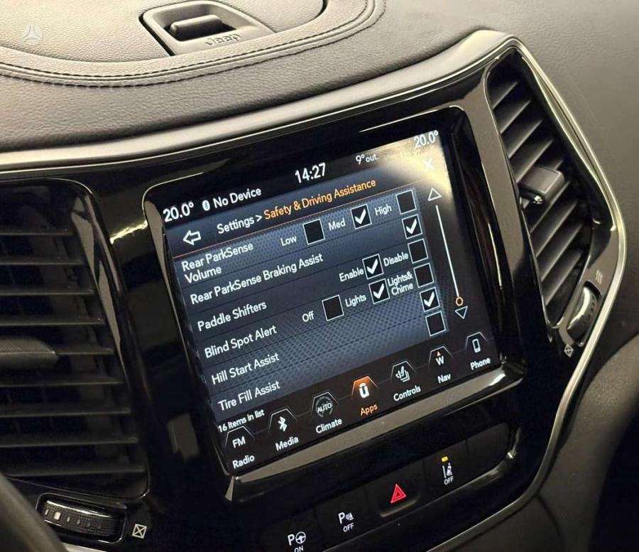 Grey Jeep Cherokee 2018 in Marijampole, with an engine capacity of 2.17 L and mileage of 168 thousand km for 13350 €, photo 12 on AUTOMOTO.COM.LV