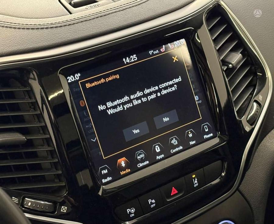 Grey Jeep Cherokee 2018 in Marijampole, with an engine capacity of 2.17 L and mileage of 168 thousand km for 13350 €, photo 16 on AUTOMOTO.COM.LV