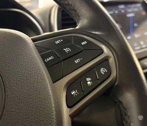 Grey Jeep Cherokee 2018 in Marijampole, with an engine capacity of 2.17 L and mileage of 168 thousand km for 13350 €, photo 17 on AUTOMOTO.COM.LV