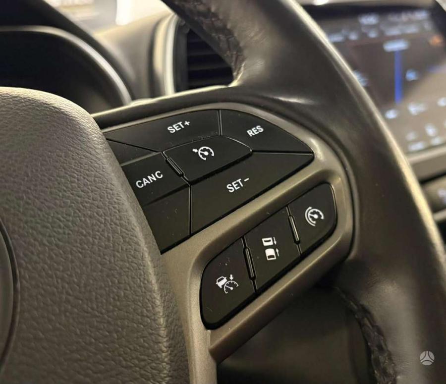 Grey Jeep Cherokee 2018 in Marijampole, with an engine capacity of 2.17 L and mileage of 168 thousand km for 13350 €, photo 17 on AUTOMOTO.COM.LV