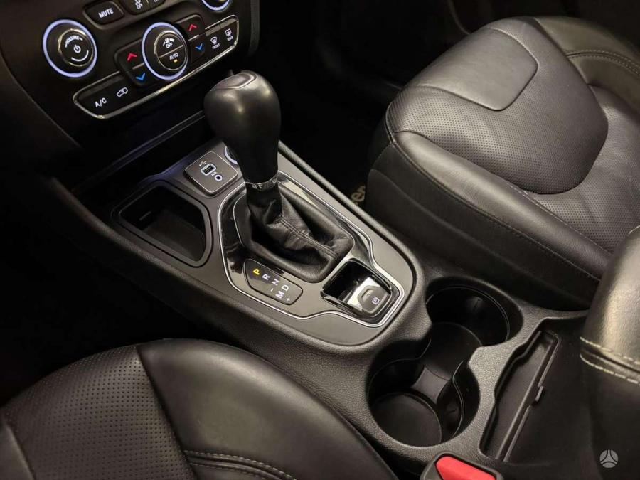 Grey Jeep Cherokee 2018 in Marijampole, with an engine capacity of 2.17 L and mileage of 168 thousand km for 13350 €, photo 18 on AUTOMOTO.COM.LV