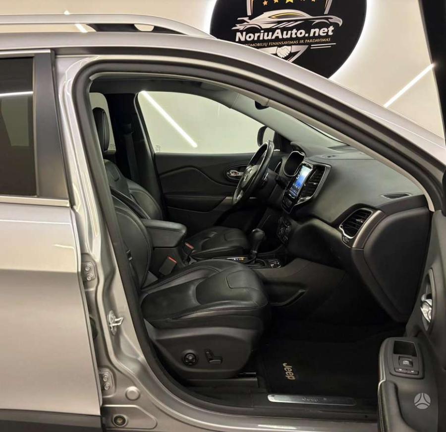 Grey Jeep Cherokee 2018 in Marijampole, with an engine capacity of 2.17 L and mileage of 168 thousand km for 13350 €, photo 19 on AUTOMOTO.COM.LV