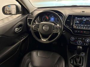 Grey Jeep Cherokee 2018 in Marijampole, with an engine capacity of 2.17 L and mileage of 168 thousand km for 13350 €, photo 21 on AUTOMOTO.COM.LV