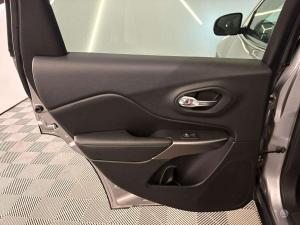 Grey Jeep Cherokee 2018 in Marijampole, with an engine capacity of 2.17 L and mileage of 168 thousand km for 13350 €, photo 23 on AUTOMOTO.COM.LV