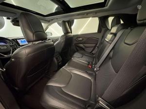 Grey Jeep Cherokee 2018 in Marijampole, with an engine capacity of 2.17 L and mileage of 168 thousand km for 13350 €, photo 24 on AUTOMOTO.COM.LV