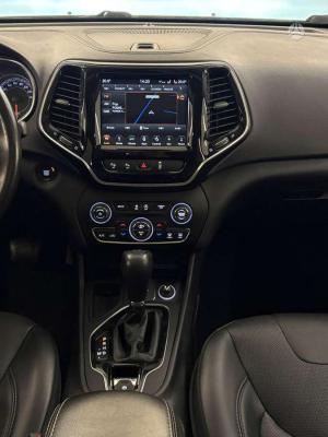 Grey Jeep Cherokee 2018 in Marijampole, with an engine capacity of 2.17 L and mileage of 168 thousand km for 13350 €, photo 26 on AUTOMOTO.COM.LV