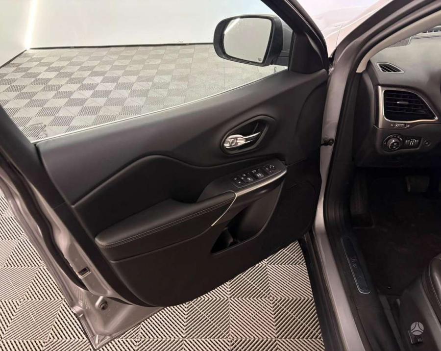 Grey Jeep Cherokee 2018 in Marijampole, with an engine capacity of 2.17 L and mileage of 168 thousand km for 13350 €, photo 27 on AUTOMOTO.COM.LV