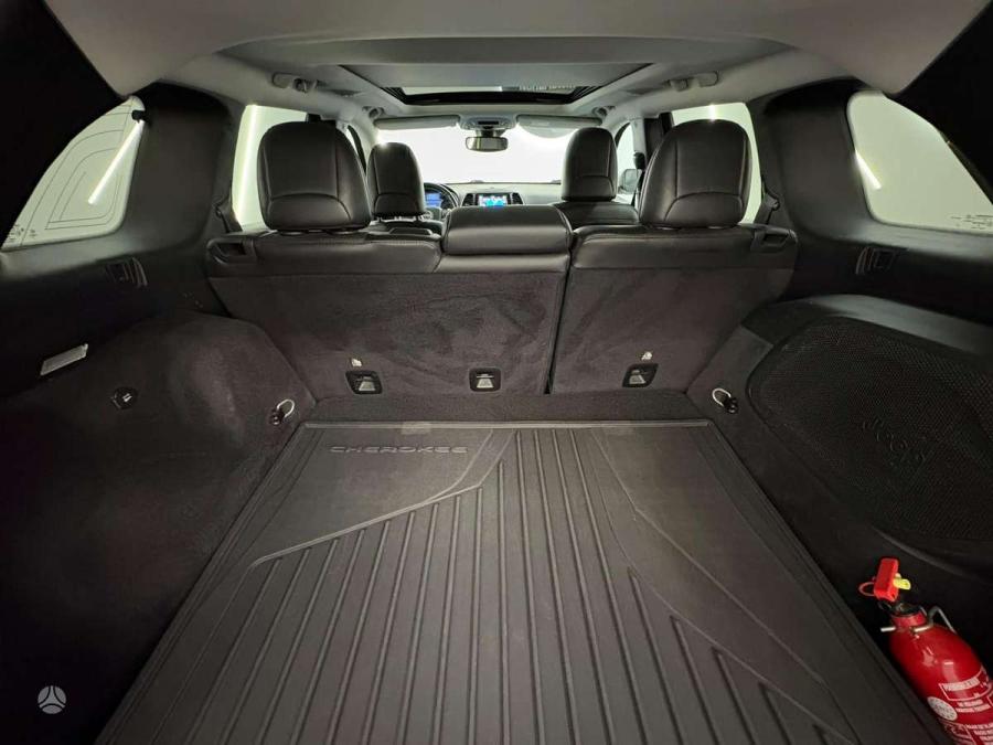 Grey Jeep Cherokee 2018 in Marijampole, with an engine capacity of 2.17 L and mileage of 168 thousand km for 13350 €, photo 31 on AUTOMOTO.COM.LV