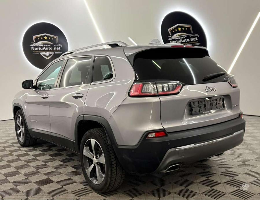 Grey Jeep Cherokee 2018 in Marijampole, with an engine capacity of 2.17 L and mileage of 168 thousand km for 13350 €, photo 35 on AUTOMOTO.COM.LV