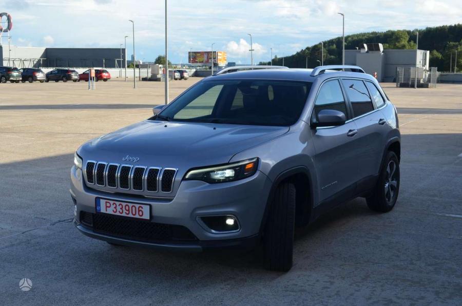 Pelēks Jeep Cherokee 2019 Viļņa, ar dzinēja tilpumu 3.24 L un nobraukumu 155 tūkst. km par 14550 €, foto 1 vietnē AUTOMOTO.COM.LV