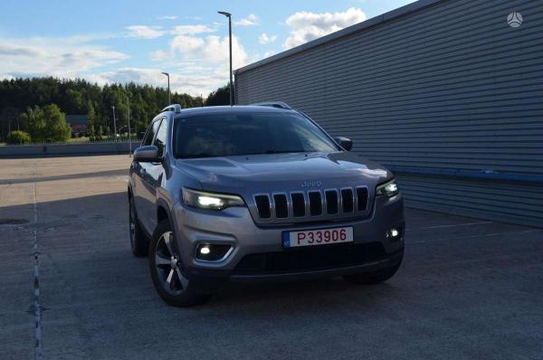 Grey Jeep Cherokee 2019 in Vilnius, with an engine capacity of 3.24 L and mileage of 155 thousand km for 14550 €, photo 3 on AUTOMOTO.COM.LV