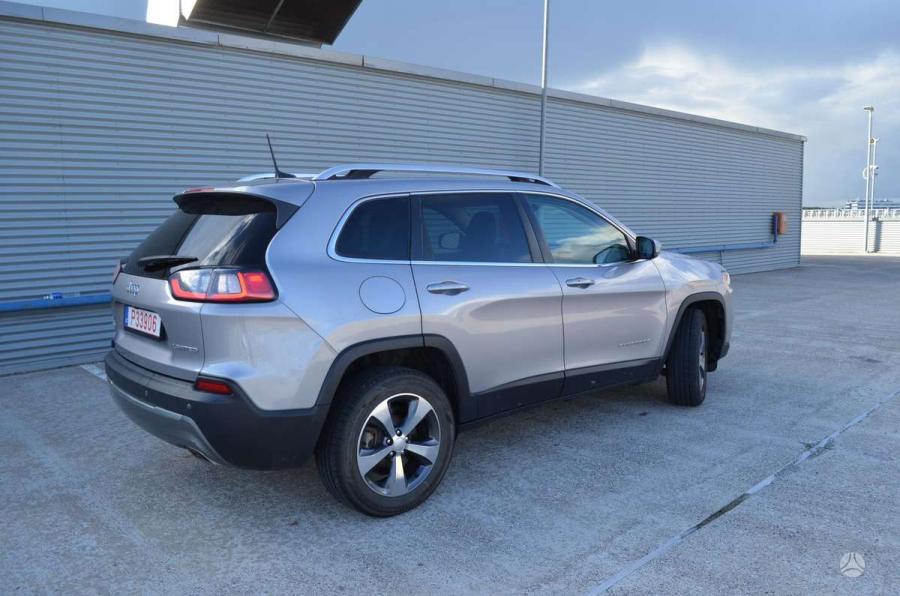 Pelēks Jeep Cherokee 2019 Viļņa, ar dzinēja tilpumu 3.24 L un nobraukumu 155 tūkst. km par 14550 €, foto 5 vietnē AUTOMOTO.COM.LV